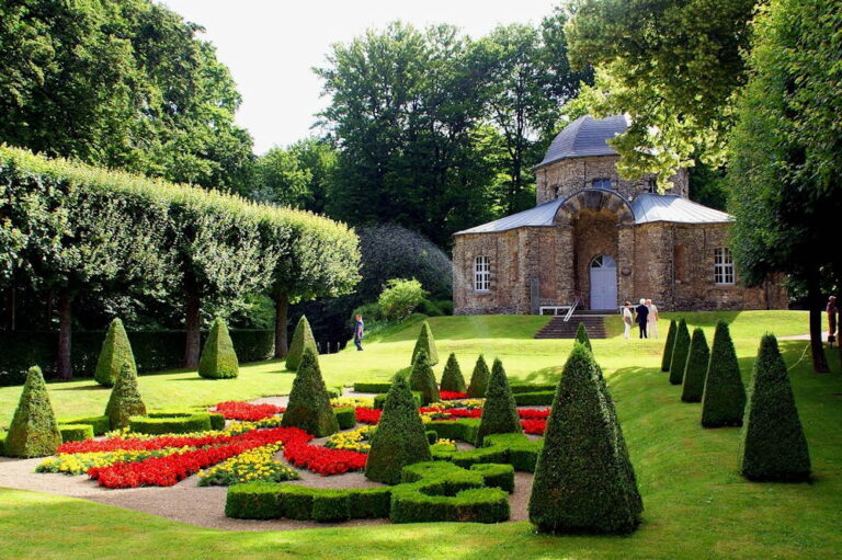 The Art of Topiary: Sculpting Nature’s Masterpieces – Garden Guide