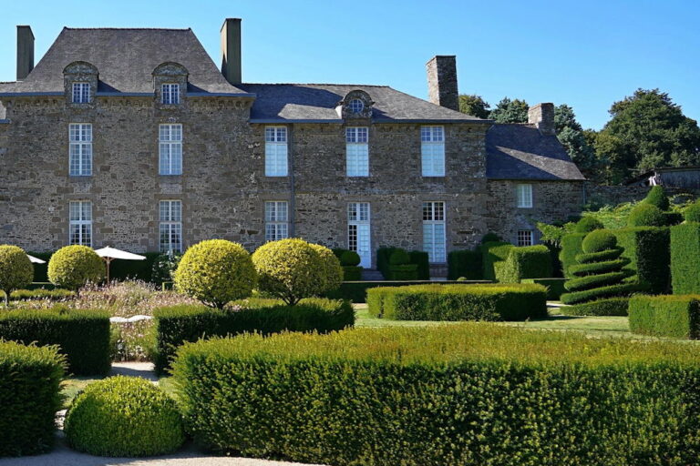 The Art of Topiary: Sculpting Nature’s Masterpieces – Garden Guide